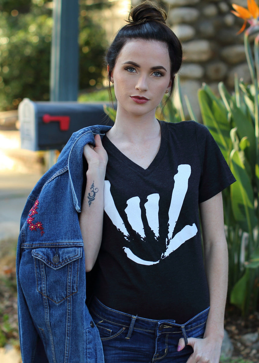 WOMEN ILY SIGN V-NECK TEE – ByMara